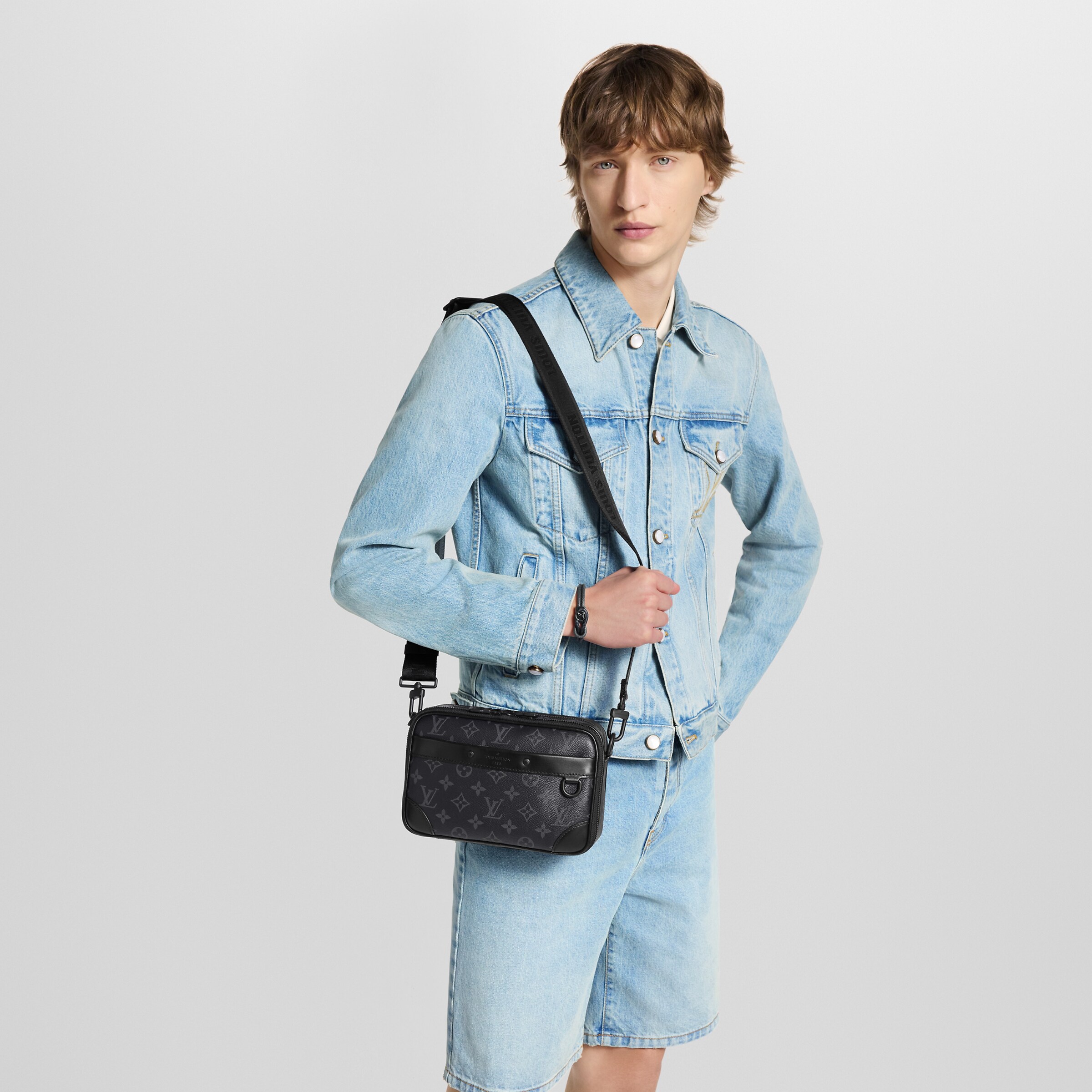 Alpha Messenger Monogram Eclipse - Holiday Gifts for Him | LOUIS VUITTON